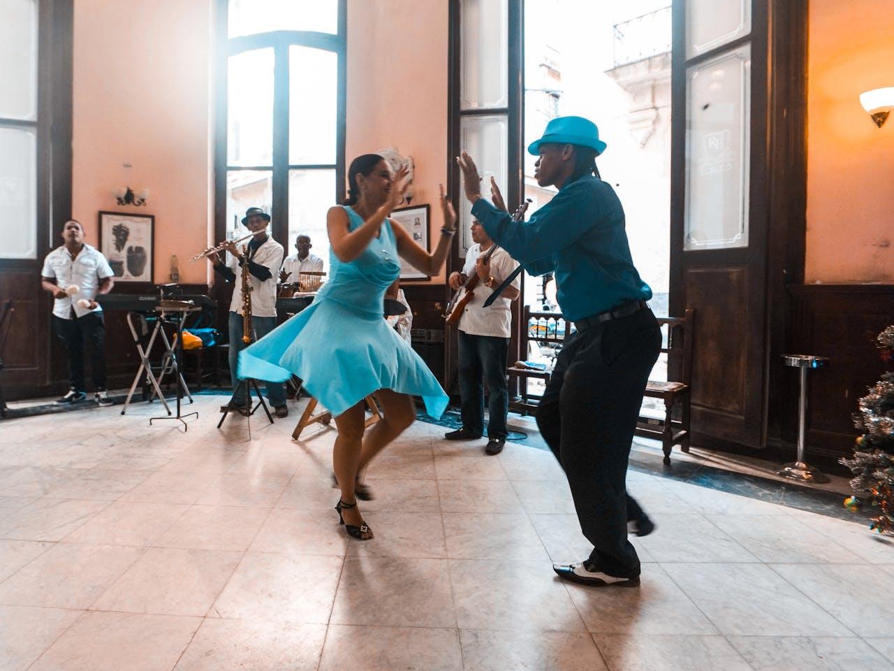 6 mejores discotecas LATINAS en Cádiz
