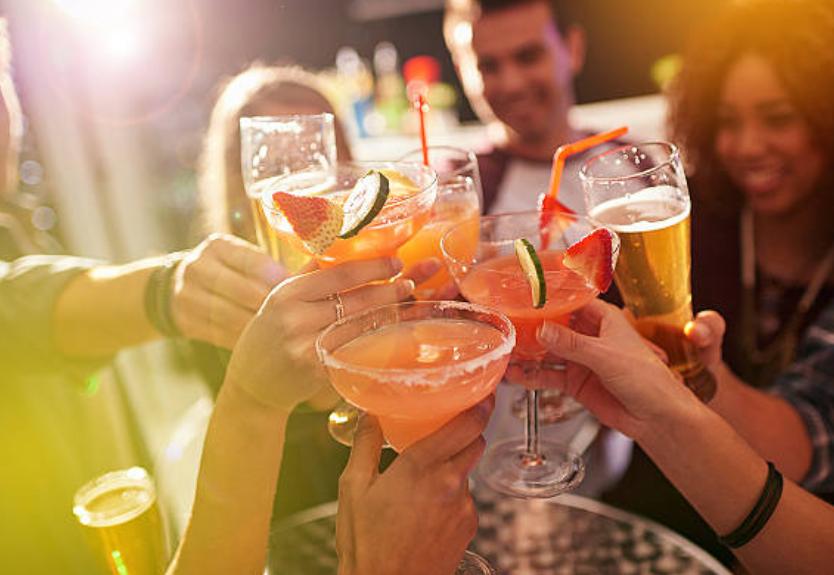 Los 6 mejores BARES de COPAS en Gijón - [DE MODA!]